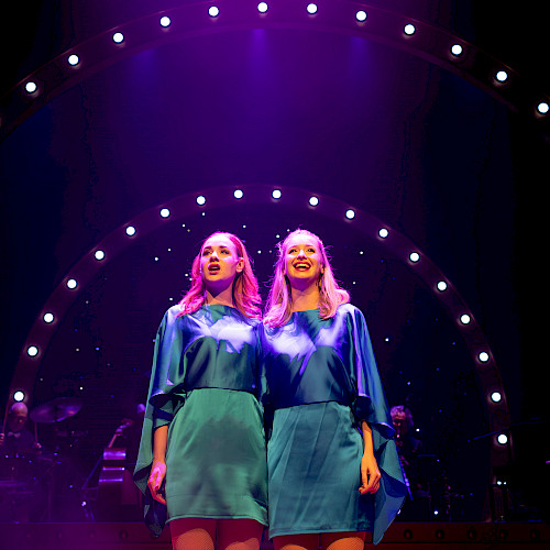 Ons Pap Wil Bij De Revue - Met Jon van Eerd, Stanley Burleson, Arie ...